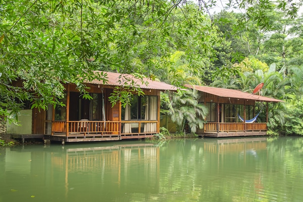 Bangalô standard, 1 cama de casal e sofá-cama, vista para o lago | 1 quarto, frigobar, Wi-Fi de cortesia, roupa de cama