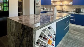 Refrigerador em uma área comum, micro-ondas em uma área comum, cooktop