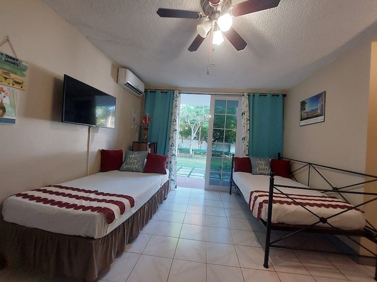 Rosi Ocean Sand Hotel Apt(@ Sandcastles)<br>1 Bdm 3 Beds. <Br>free Beach,pool, Parking - Ocho Rios