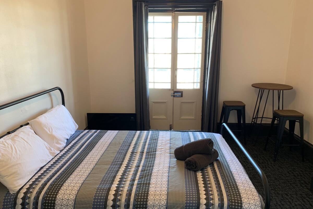Quarto casal básico, sacada | Cortinas blackout, Wi-Fi de cortesia, roupa de cama