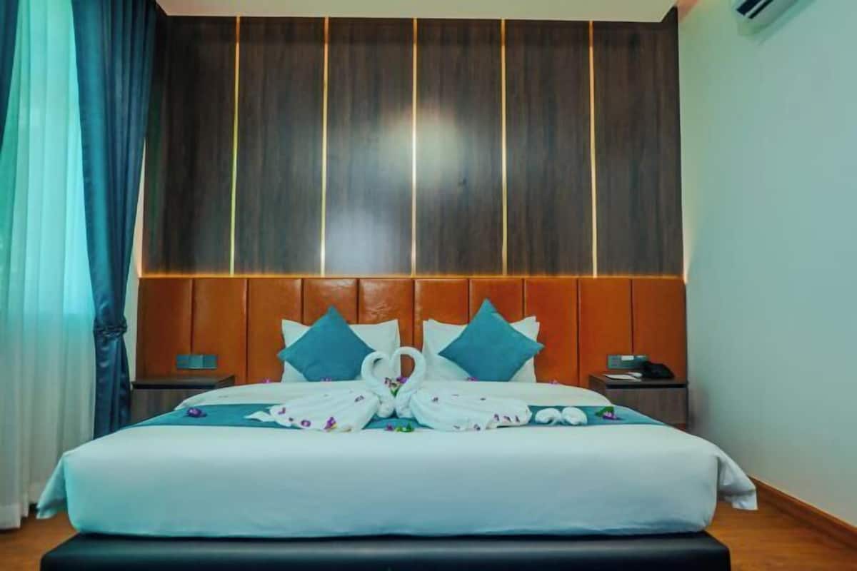 Minibar, cofre no quarto, secretária, cortinas/cortinados opacos 