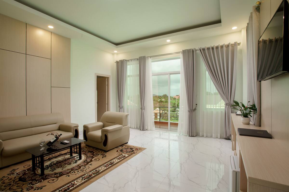 Uma sala de estar moderna com um sofá, poltrona e mesa de centro.