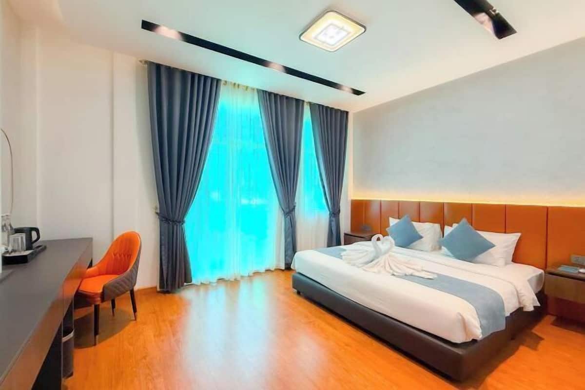 Minibar, cofre no quarto, secretária, cortinas/cortinados opacos 