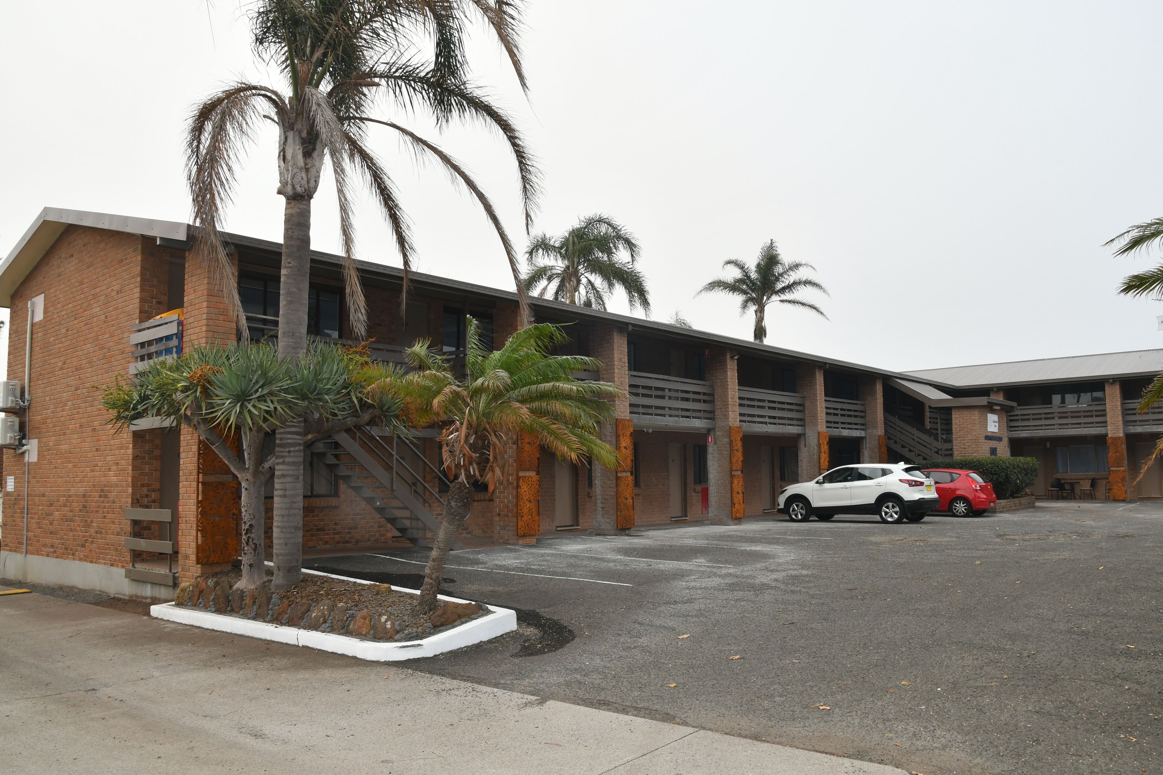 Um edifício de vários andares com estacionamento.