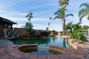 Piscina exterior, espreguiçadeiras