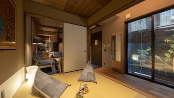 Suite (THE KAZAHAYA Garden) | 1 quarto, cofre no quarto, com decoração personalizada