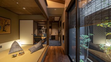 Suite (THE KAZAHAYA Garden) | 1 quarto, cofre no quarto, com decoração personalizada