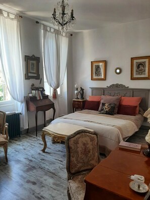 Quarto casal superior | Frigobar, individualmente decorados, escrivaninha