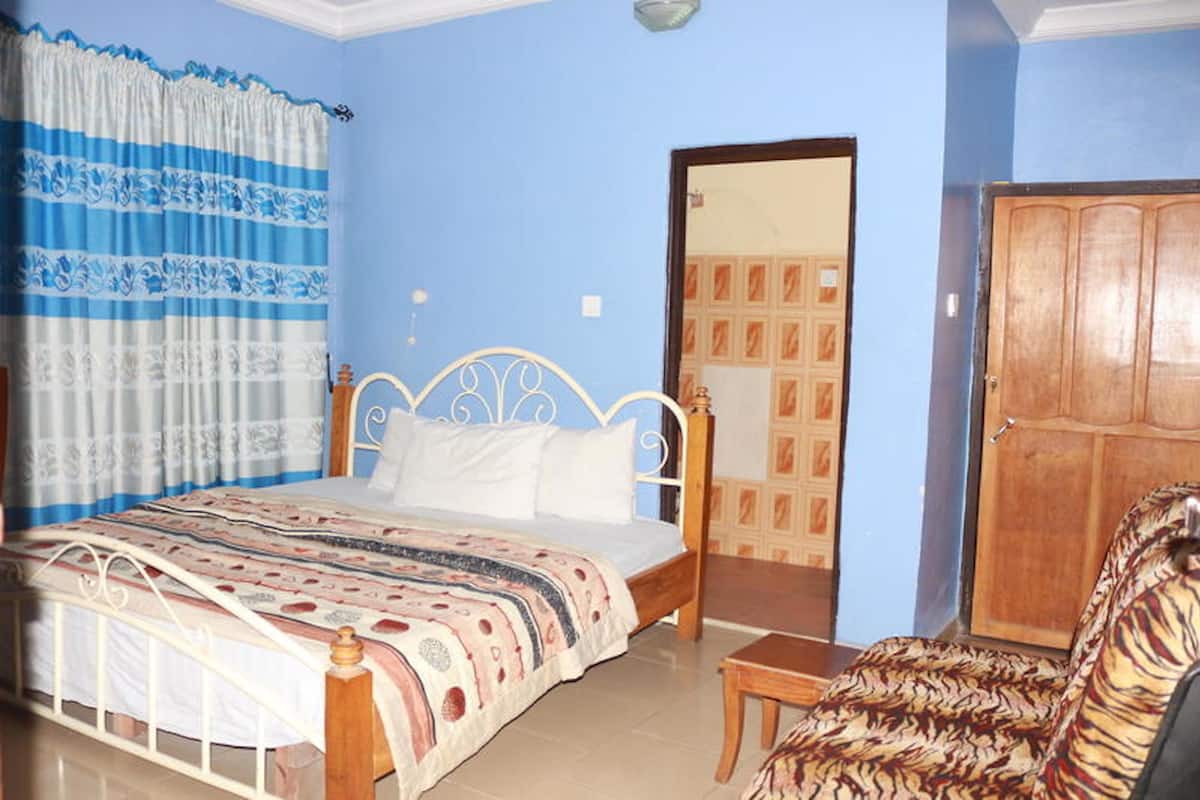 Quarto de Luxo | Minibar, cofre no quarto, secretária, roupa de cama fornecida