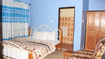 Quarto de Luxo | Minibar, cofre no quarto, secretária, roupa de cama fornecida