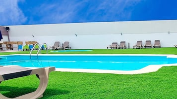 Piscina exterior, espreguiçadeiras