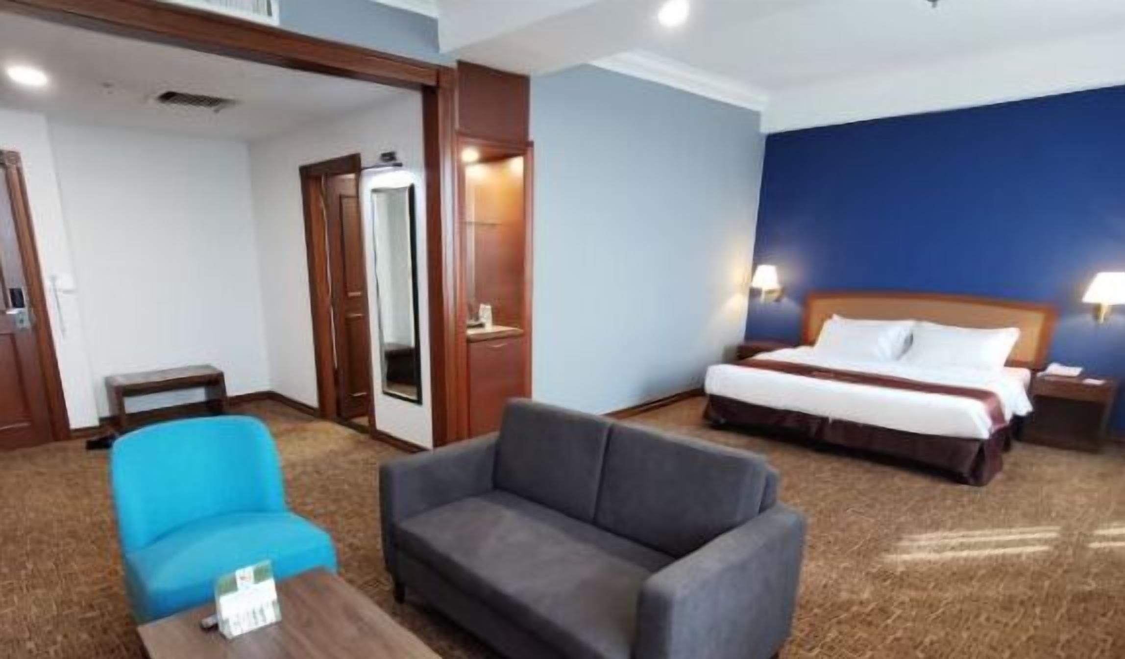 Minibar, cofre no quarto, com decoração personalizada 