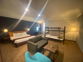 Quarto Familiar | Minibar, cofre no quarto, com decoração personalizada 