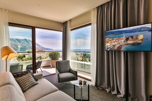 Apartamento luxo, 1 cama King e sofá-cama, para não fumantes, vista para o mar | 1 quarto, frigobar, cofres nos quartos, escrivaninha