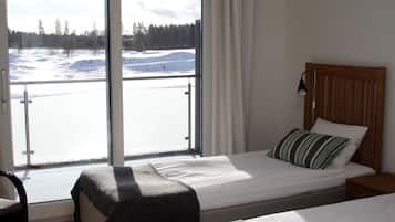 Quarto casal superior, sacada (Private Bathroom) | 2 quartos, cortinas blackout, Wi-Fi de cortesia, roupa de cama