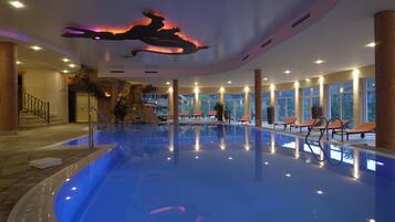 Piscina interior, espreguiçadeiras