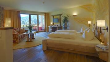 Cofre no quarto, com decoração personalizada