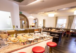 Café da manhã com buffet todos os dias (EUR 16 por pessoa) 