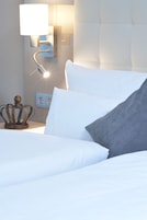 Quarto casal luxo | Frigobar, cofres nos quartos, escrivaninha, cortinas blackout