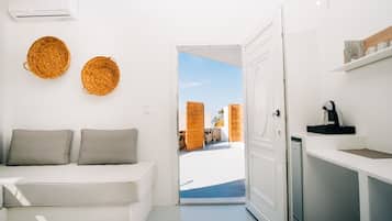 Suite Familiar, 1 quarto, banheira de hidromassagem grande | Sala de estar | Televisor de ecrã plano de 42 polegadas com canais via satélite