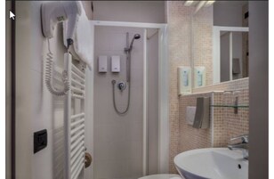 Produtos de toalete grátis, secador de cabelo, toalhas de banho 