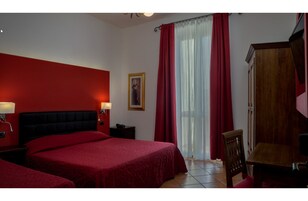 Quarto triplo | Cofres nos quartos, escrivaninha, quartos à prova de som