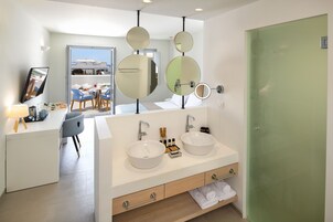 Quarto casal luxo, banheira de hidromassagem (Balcony) | Banheiro | Roupões de banho, chinelos, toalhas de banho 