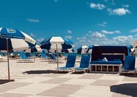 Perto da praia, espreguiçadeiras, toalhas de praia 