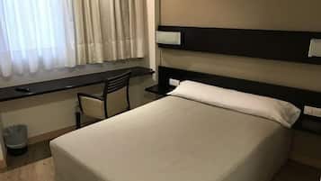 Habitación Doble Estándar de uso Individual | Cofres nos quartos, escrivaninha, espaço de trabalho para notebook
