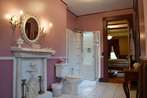 Quarto clássico, 1 cama King, para não fumantes | Banheiro | Chuveiro, toalhas de banho