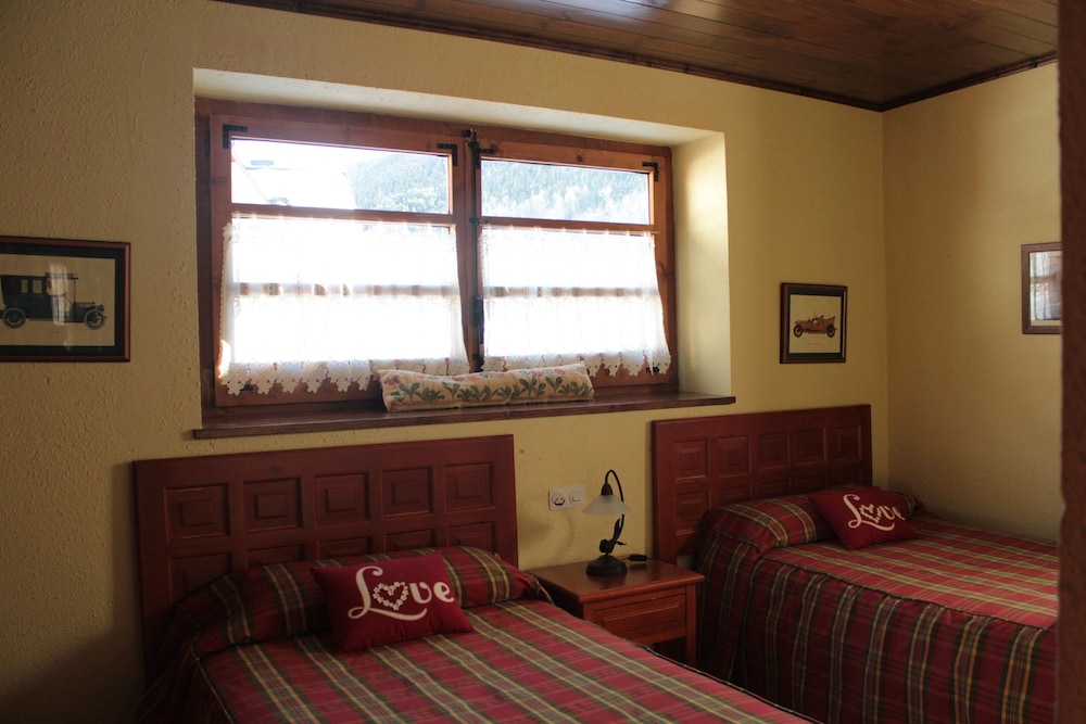 Large Aranese Style House In Arties - Viella