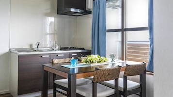 Quarto família, para não fumantes (Umikaze, Standard) | Cozinha compartilhada | Geladeira, micro-ondas, cooktop, talheres/pratos/utensílios de cozinha