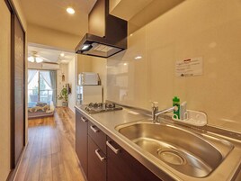 Um frigorífico, um micro-ondas, uma placa de cozinha 