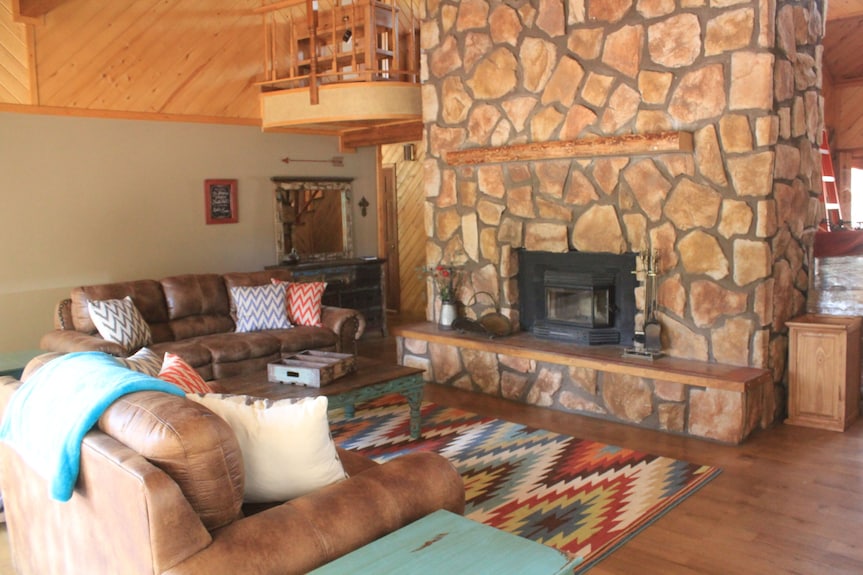 Ponderosa Pines Lodge, Beautiful And Spacious Home, Pet Friendly, Sleeps 13 - Colorado