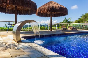 Piscina externa, funciona das 9h às 20h, espreguiçadeiras