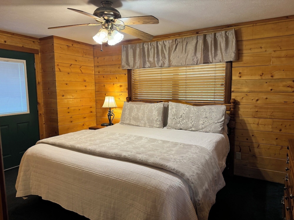 Shady Oak- Luxury Two Bedroom, Two Bath Cabin With Hot Tub! Hiking Trail And Cave On Property! - Eureka Springs, AR