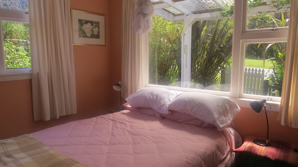Roa Cottage Is A Rustic Cottage, Close To The Start Of The Paparoa Great Walk. - West Coast