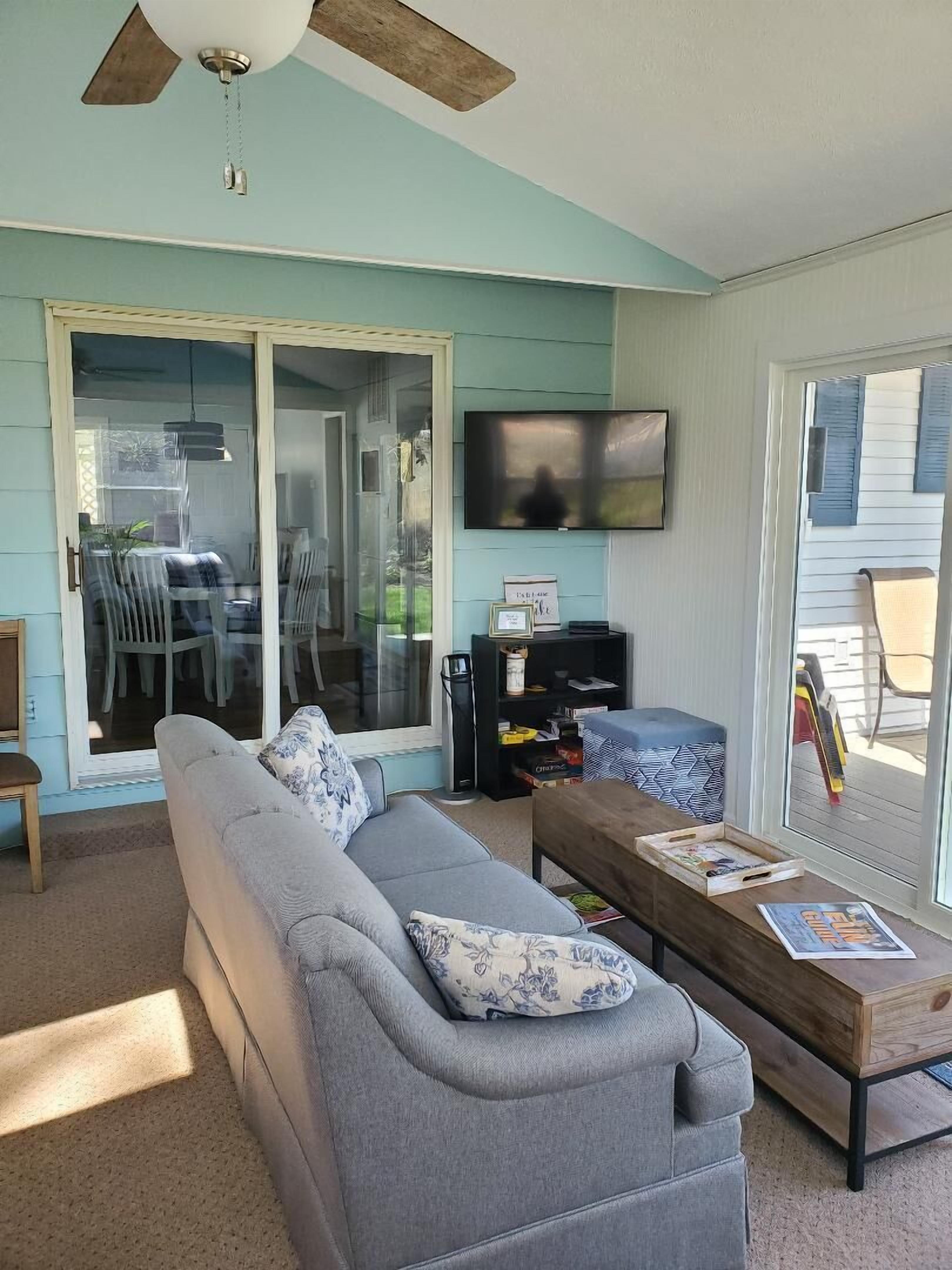 Enjoy Lake Views 3 Bedroom 2 Full Bath Lake House - Port Clinton, OH