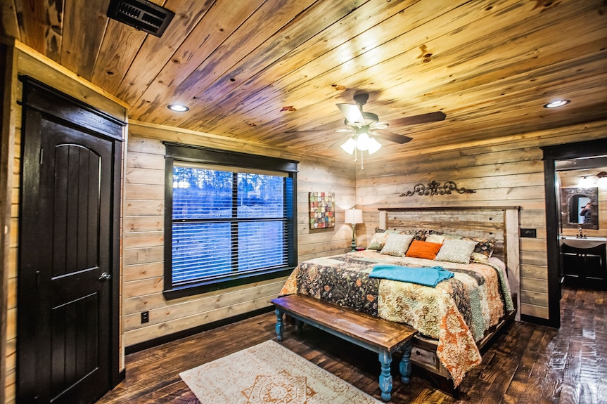 Mountain Melody Lodge - Mountain Retreat, Sleeps 11, Pool Table, Tree House - Oklahoma
