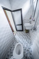 Quarto Familiar | Casa de banho | Um polibã, artigos de higiene pessoal grátis, um secador de cabelo