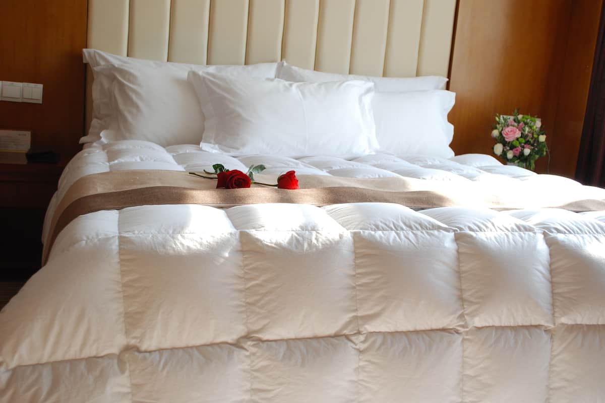 Quarto casal empresarial | Escrivaninha, cortinas blackout, ferros/tábuas de passar roupa
