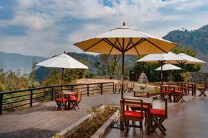 Pequenos-almoços, almoços, jantares servidos, com vista para o jardim