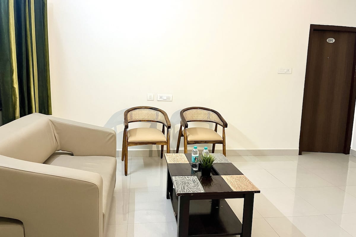 Quarto superior, para não fumantes | Área de estar | TV de tela plana 32 polegadas com canais a cabo
