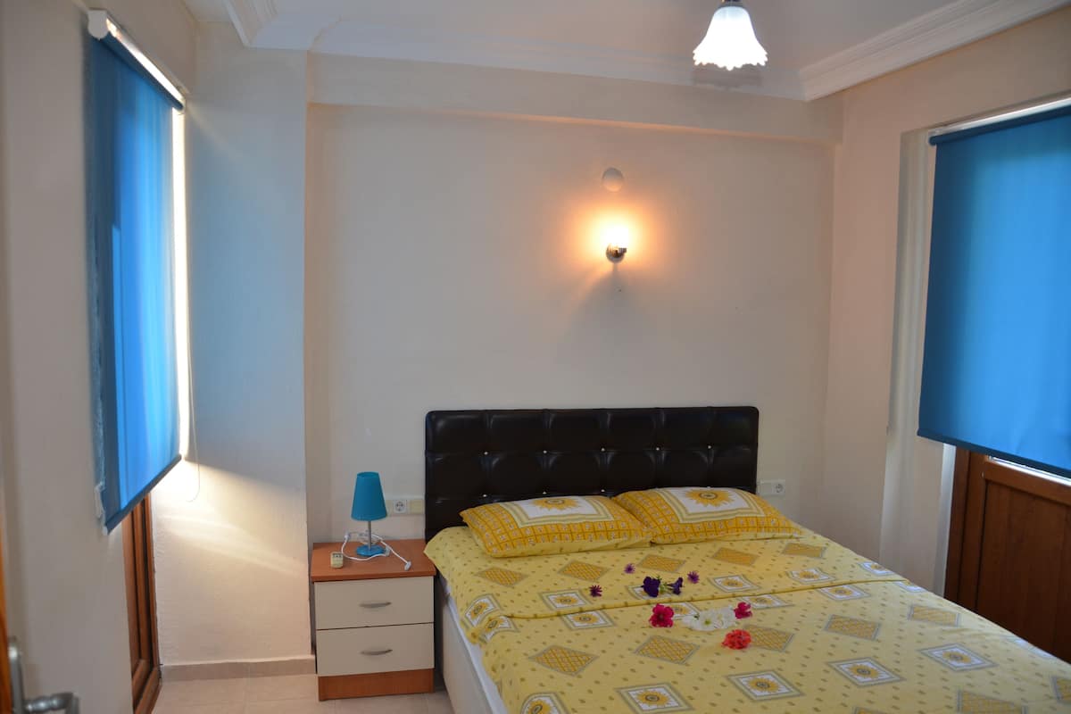 1 quarto, roupa de alta qualidade, secretária, roupa de cama fornecida