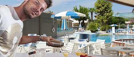 Bar à beira da piscina