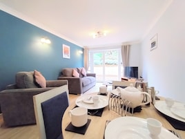 Apartamento, várias camas (Dog Friendly) | Sala de estar | Televisor 