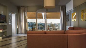 Loft, 2 quartos | Sala de estar | TV de tela plana, lareira, DVD player