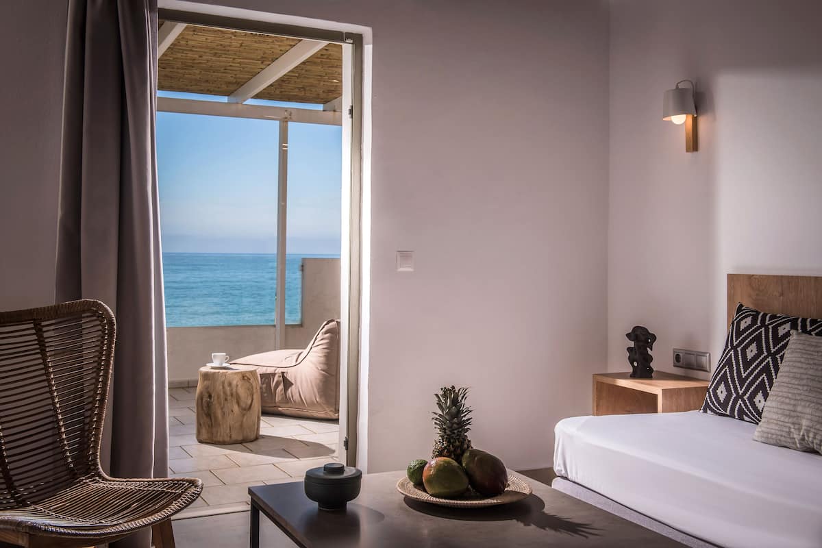 Suíte júnior, vista para o mar | Área de estar | TV LCD