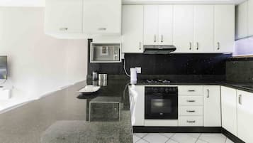 Apartamento Familiar | Cozinha privada | Um frigorífico/congelador grande, um micro-ondas, um forno