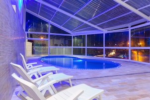 Piscina interior, espreguiçadeiras